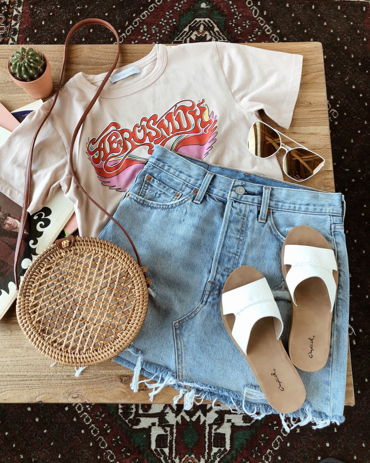 Chic Ideas for How to Style Graphic Tees Your Way This Season