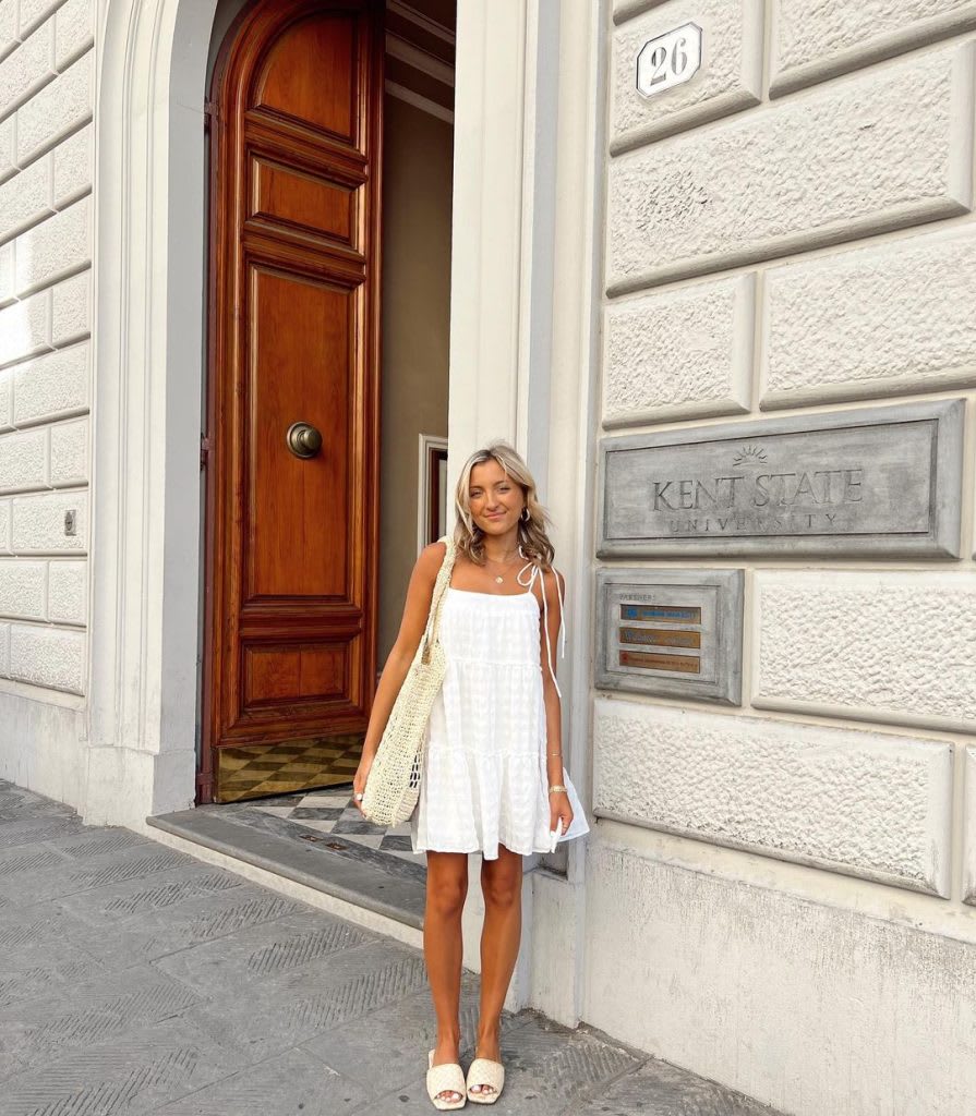What to Wear on a Beach Vacation: Outfit Ideas For 2024