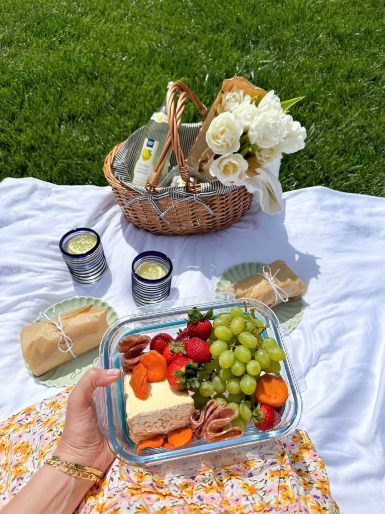 Here's What To Pack For A Picnic This Sunny Season - Lulus.com Fashion Blog