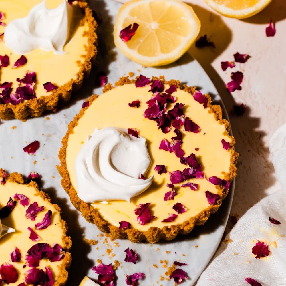 The Cutest Little Mini Lemon Tart Recipe (With Flowers!) - Lulus.com ...