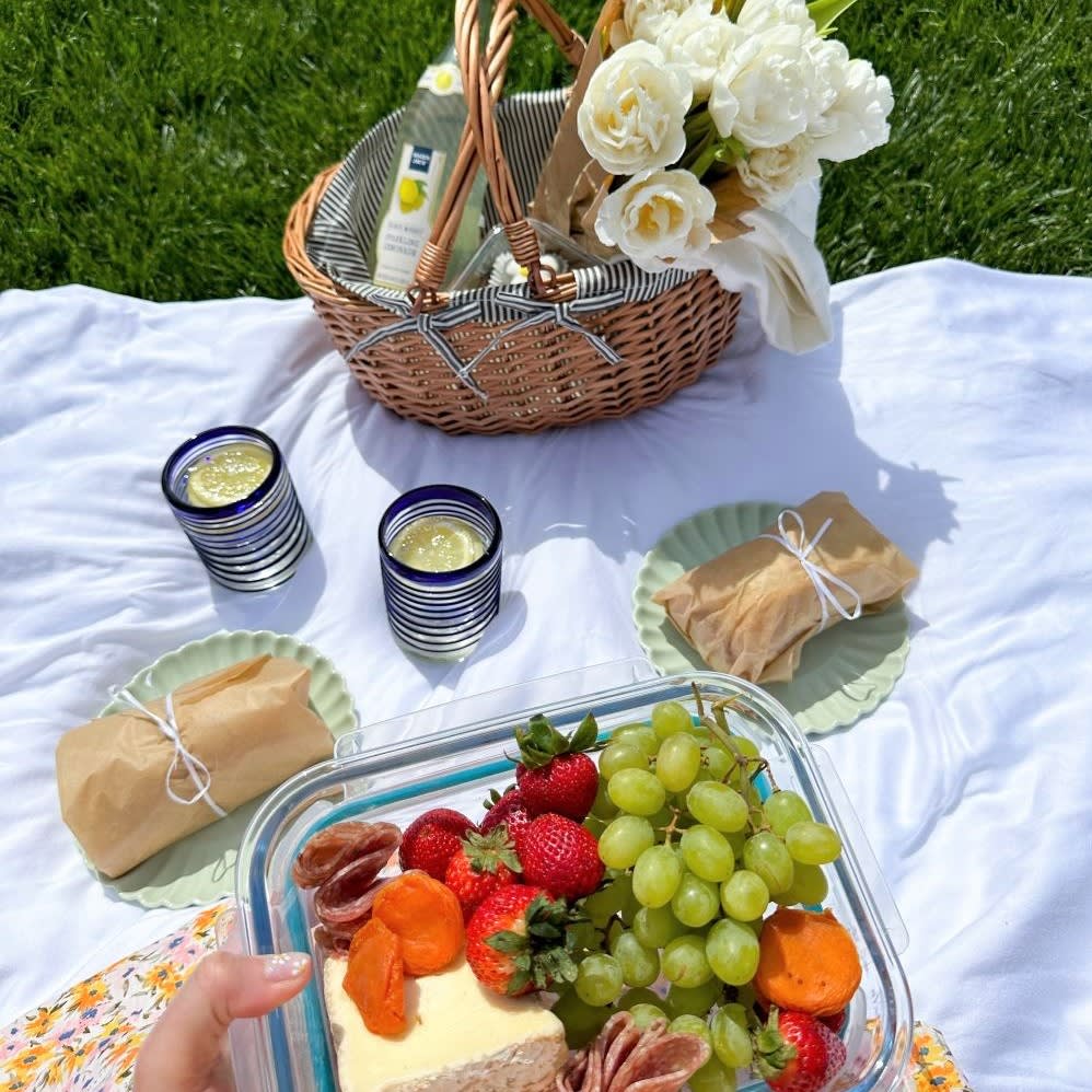 Here's What To Pack For A Picnic This Sunny Season - Lulus.com Fashion Blog