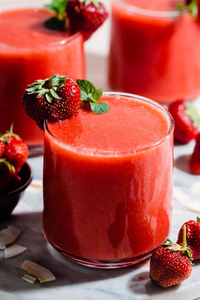 Frosé Recipe: How to Make Strawberry Coconut Frosé - Lulus.com Fashion Blog