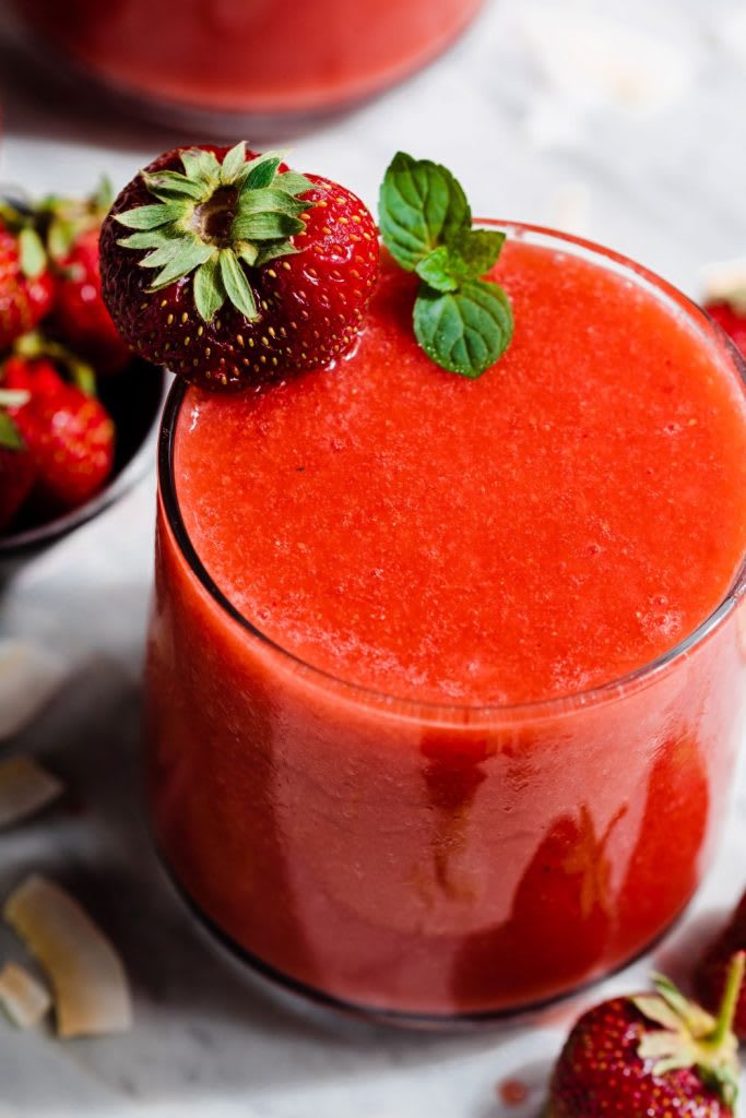 Frosé Recipe: How to Make Strawberry Coconut Frosé - Lulus.com Fashion Blog