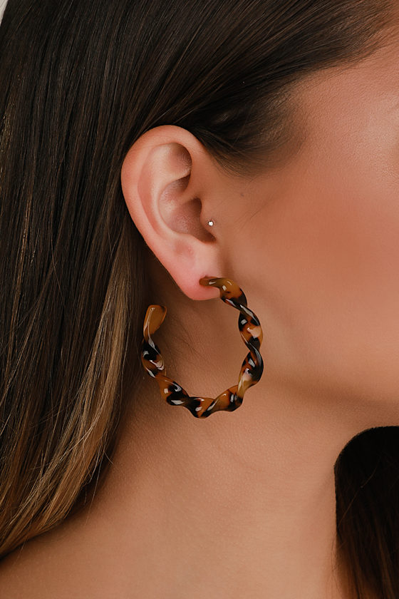 Cute Tortoise Earrings - Twisted Hoop Earrings - Acetate Earrings - Lulus