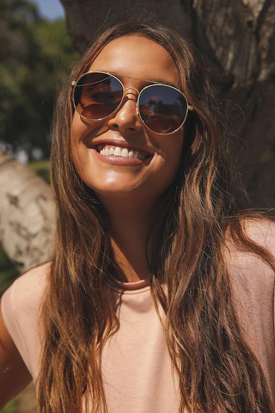 Gold Aviator Sunglasses Gold Sunnies Classic Aviator Sunnies Lulus